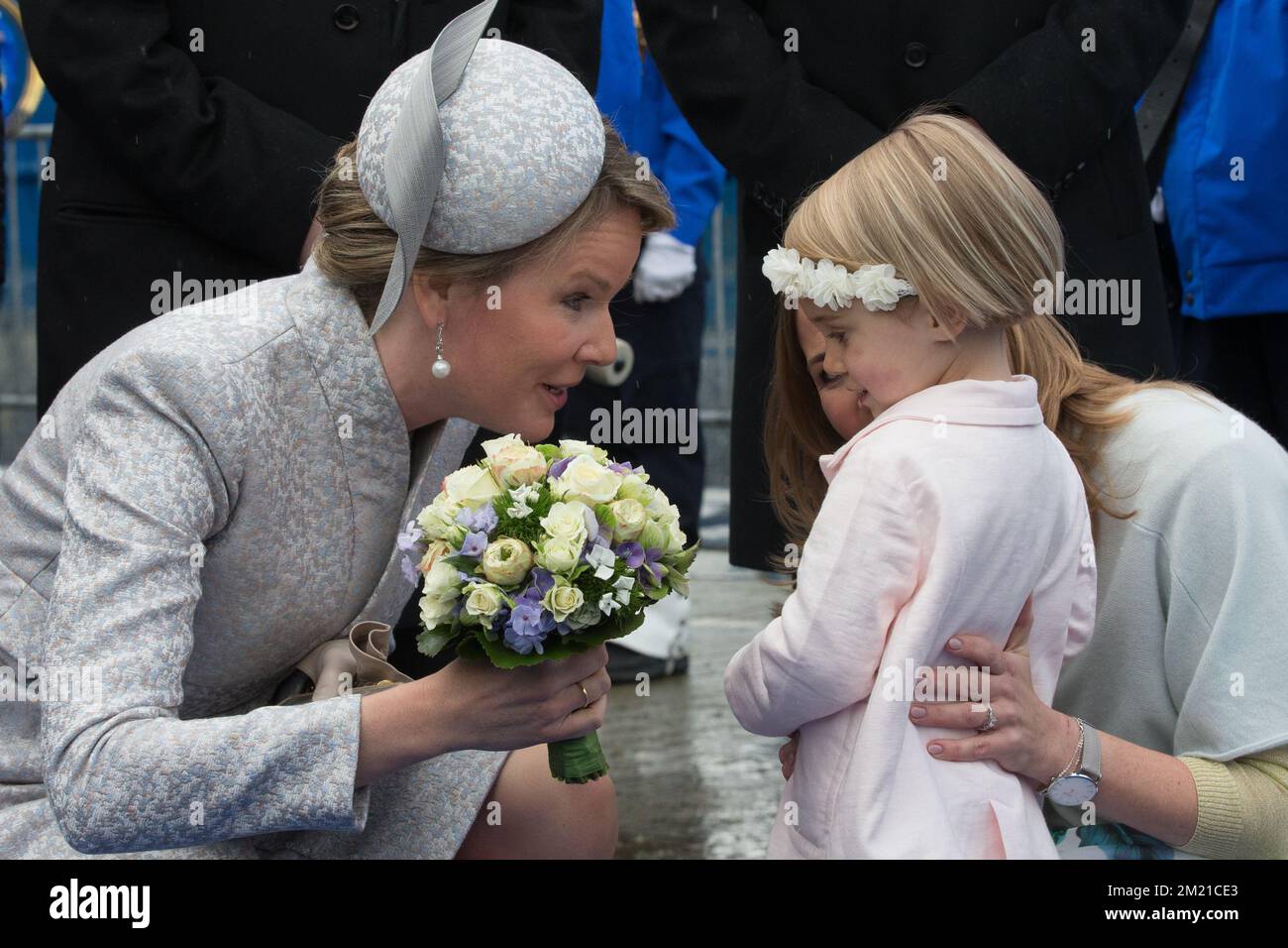 Königin Mathilde von Belgien (L) erhält Blumen von einem Kind auf dem ...