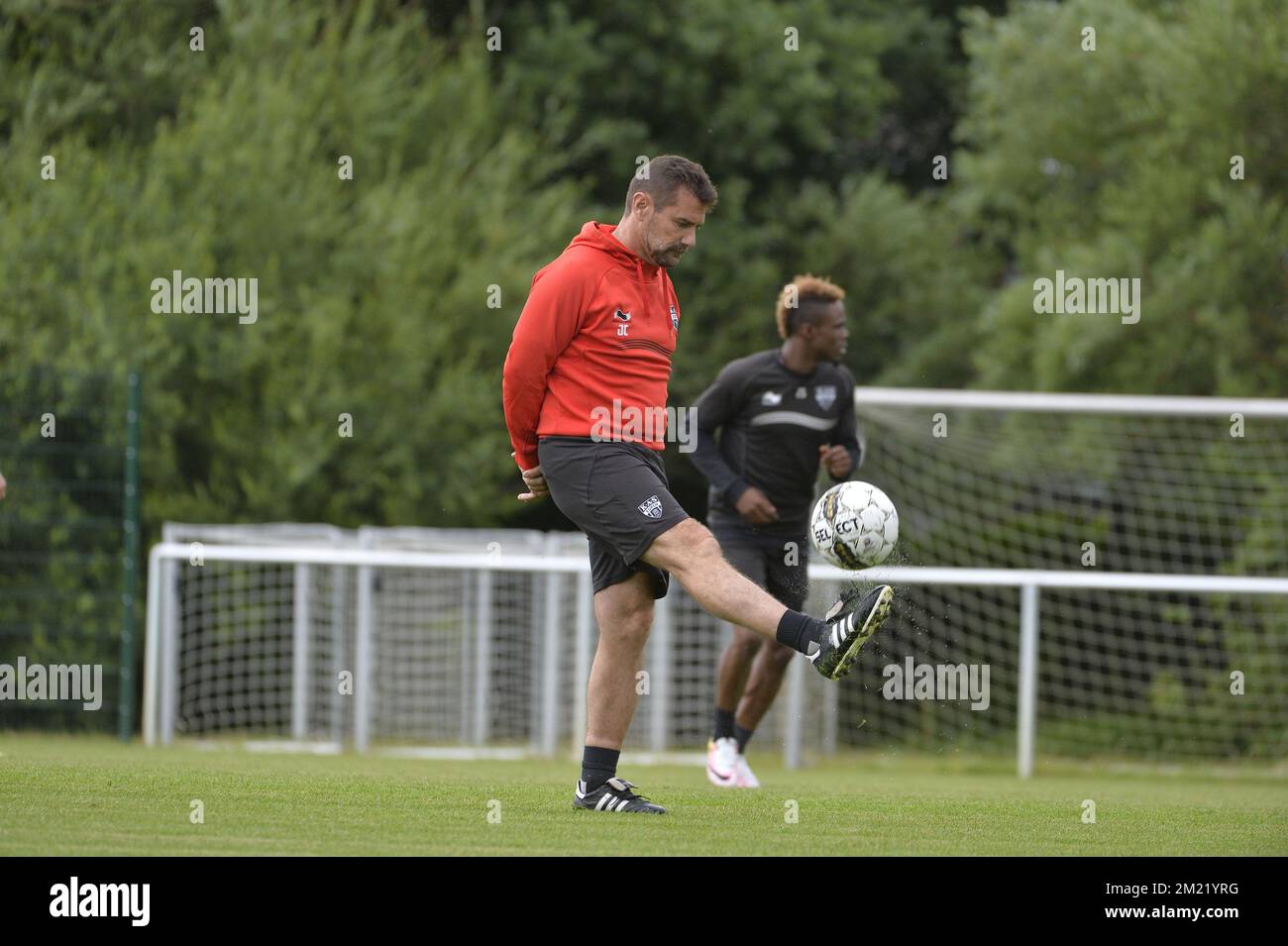 Der Trainer von Eupen, Jordi Condom, bildete die erste Trainingseinheit ...