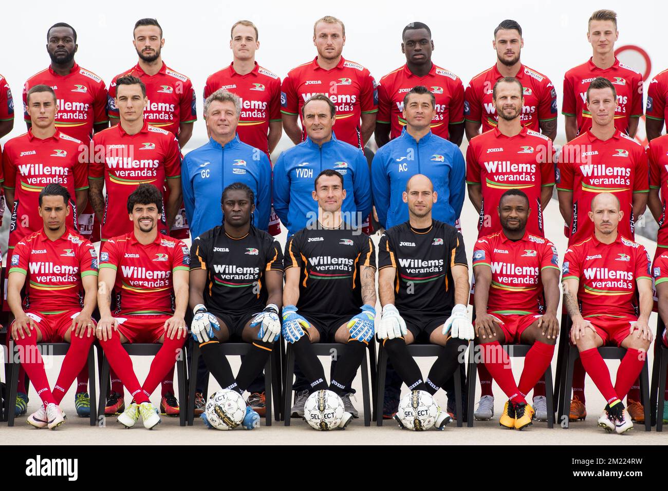 (Obere Reihe L-R) 90 Oostende's Yannick Loemba, Oostende's Sebastien ...