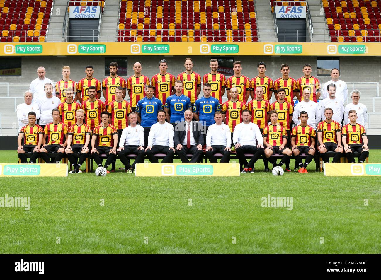 (Obere Reihe L-R): Logistic Marc Bols, Jules Van Cleemput, Ahmed El ...