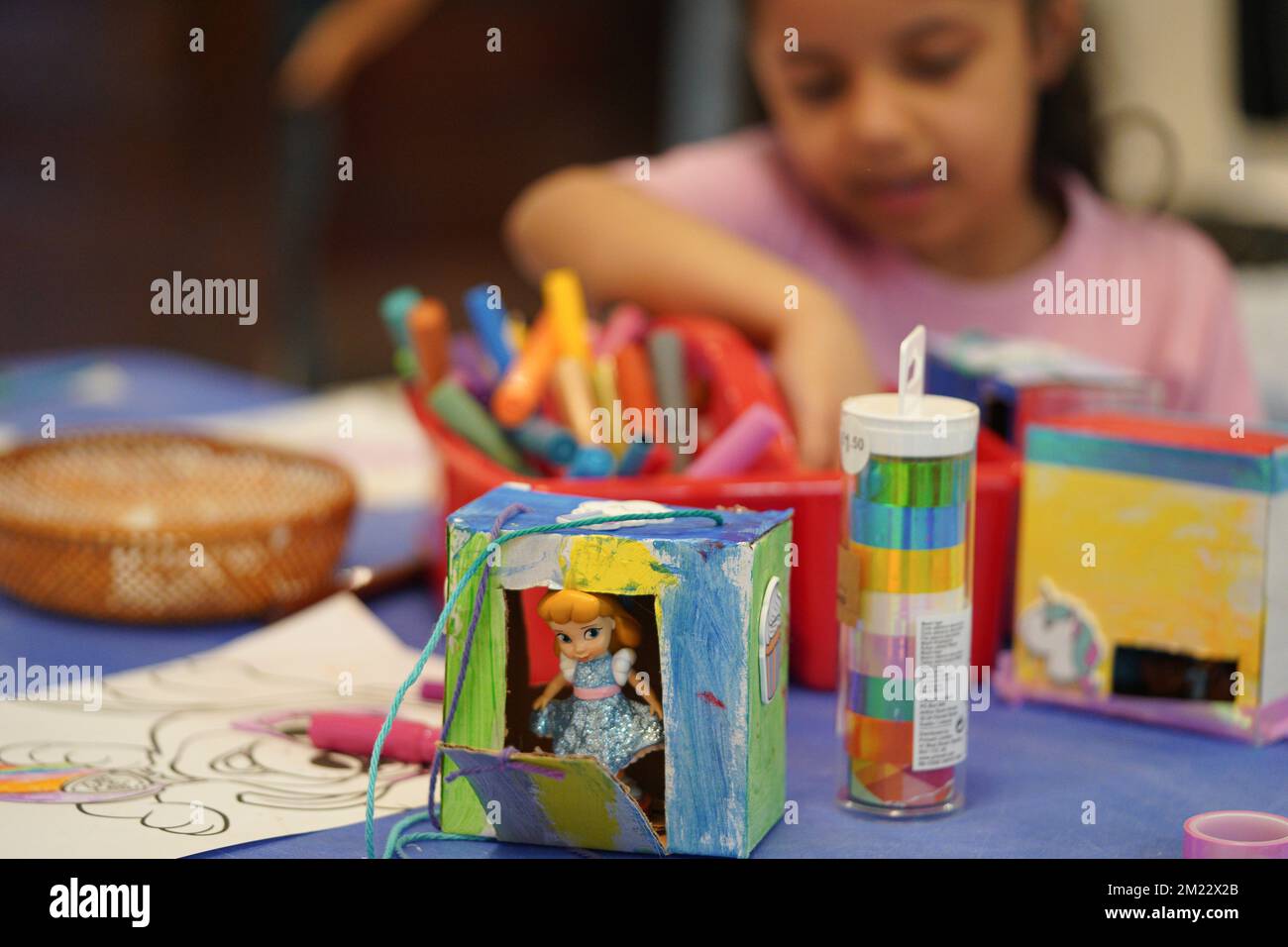 Kleine pappschachtel -Fotos und -Bildmaterial in hoher Auflösung – Alamy