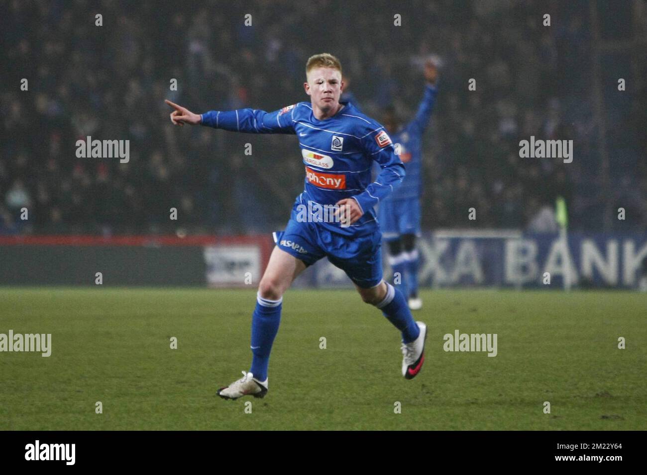 Genks Kevin De Bruyne feiert, nachdem er beim ersten Fußballspiel ...