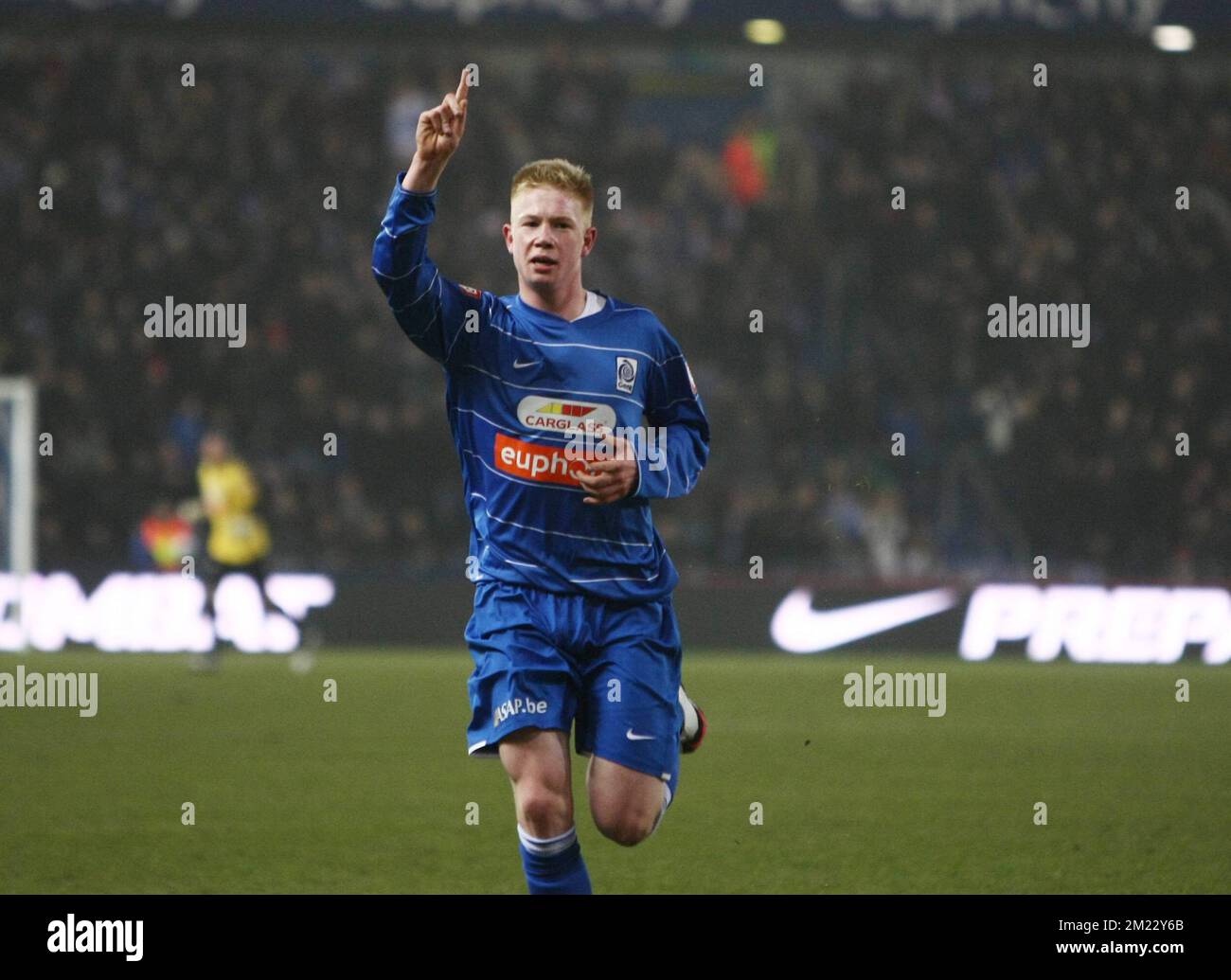 Genks Kevin De Bruyne feiert, nachdem er beim ersten Fußballspiel ...
