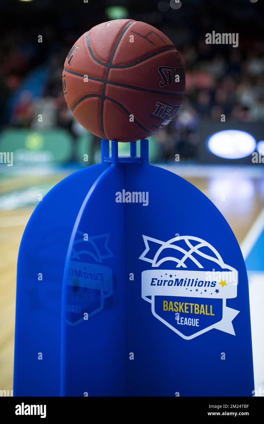 Das Bild zeigt das Logo von EuroMillions beim Basketballspiel zwischen ...