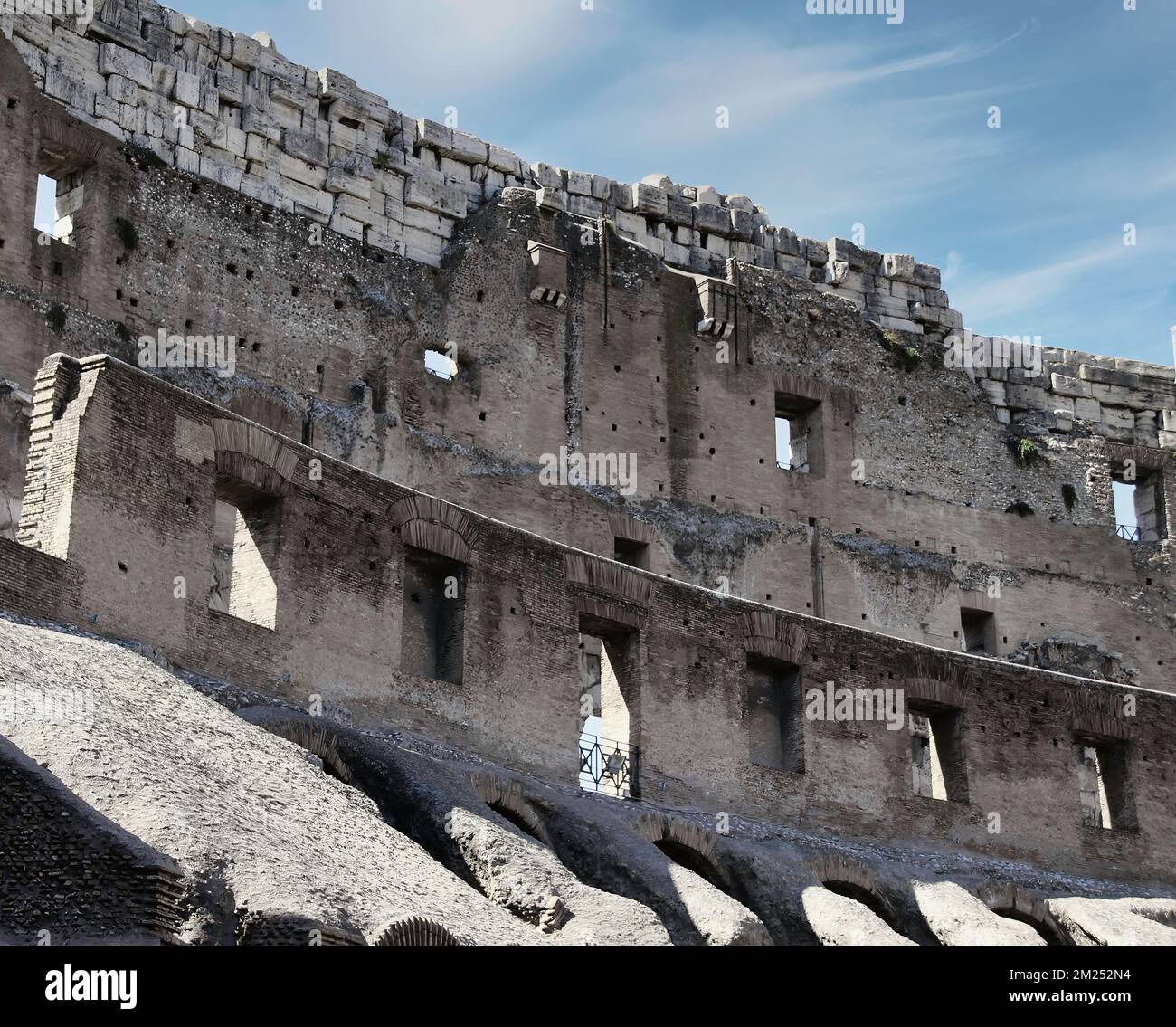 Das Kolosseum (Flavianisches Amphitheater) im Zentrum von Rom ist das ...