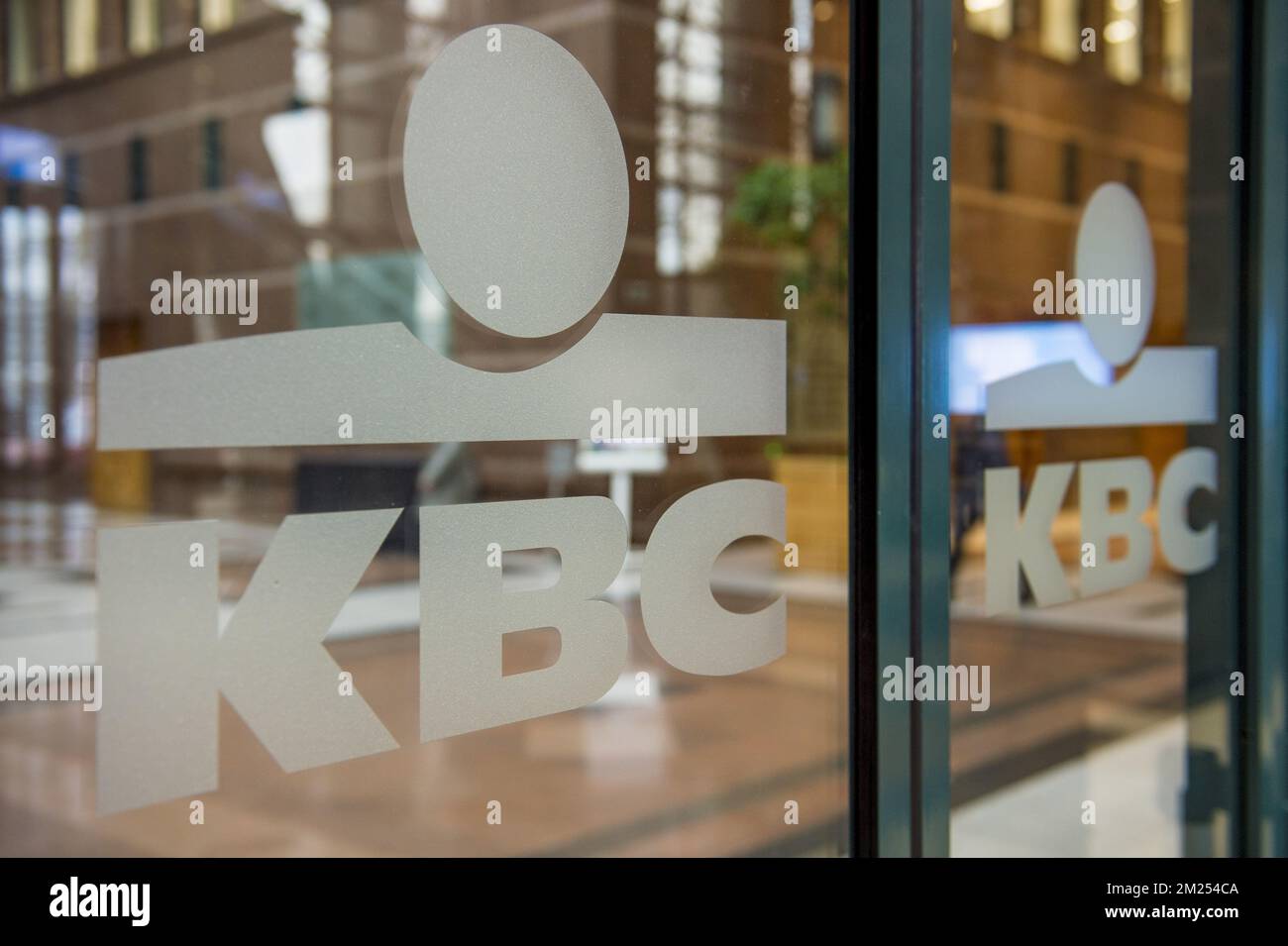 Abbildung zeigt ein KBC-Logo auf einer Pressekonferenz, um die ...