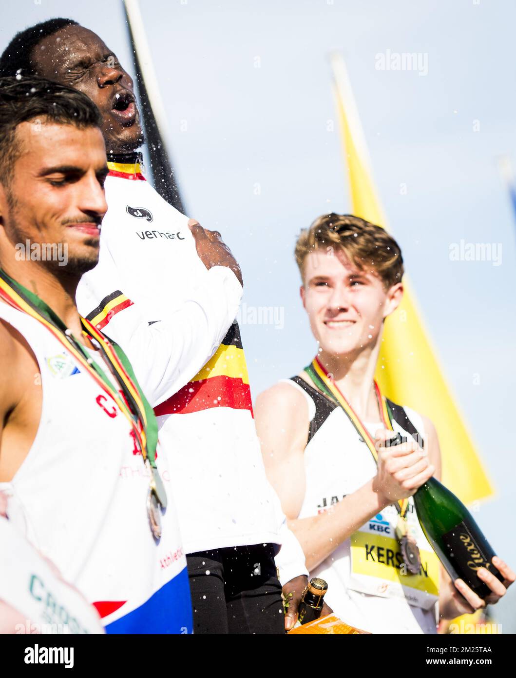 Belgische Soufiane Bouchikhi, belgischer Isaac Kimeli und Dieter Kersten feiern auf dem Podium ...