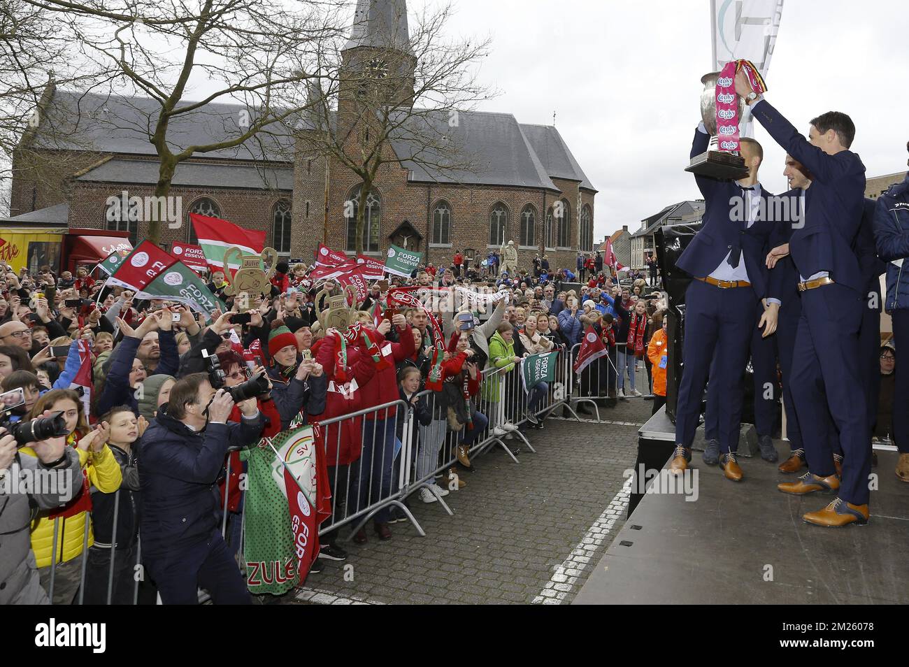Ein Bild, das während der Feier mit Fans in Zulte aufgenommen wurde ...