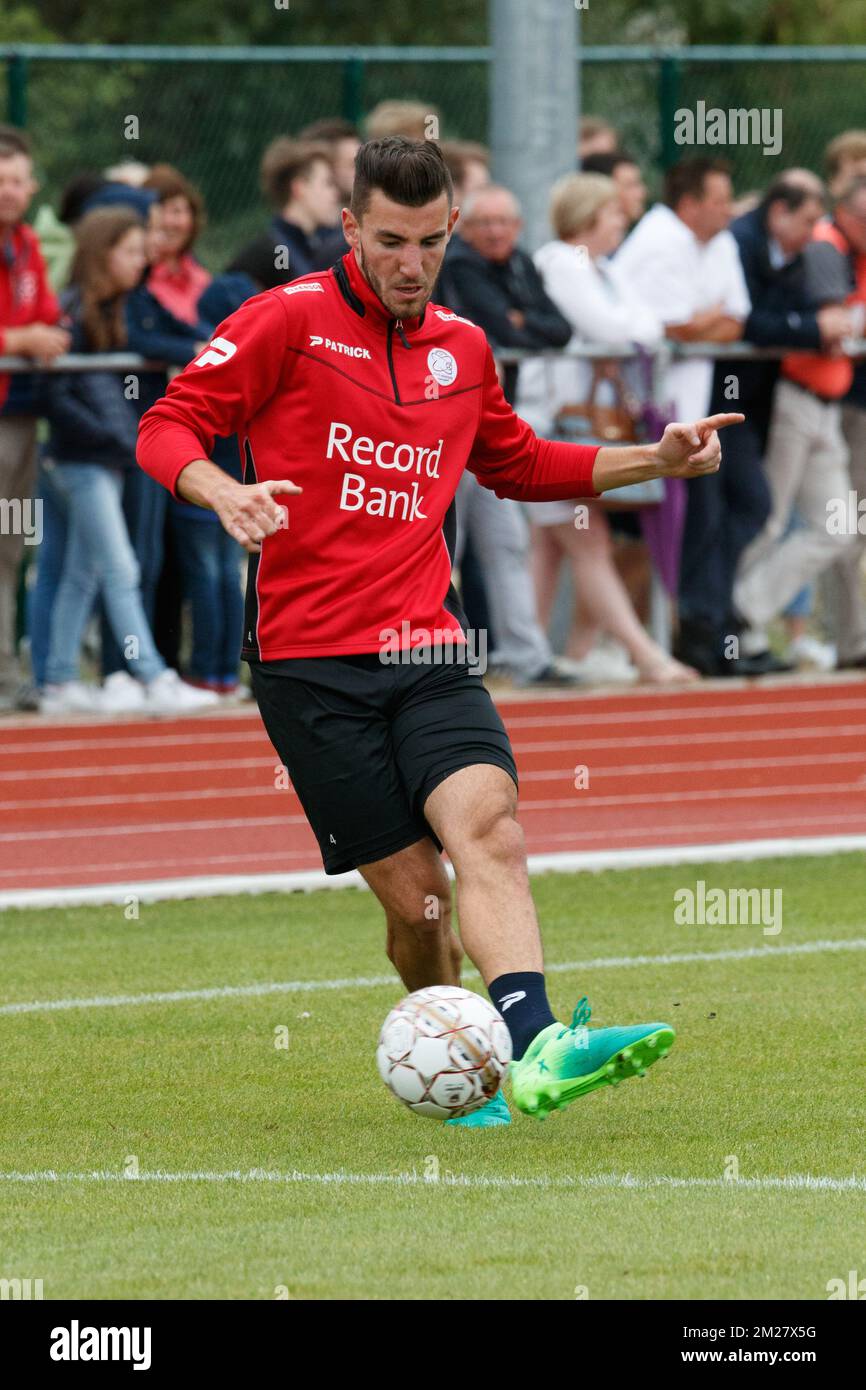 Michael Heylen von Essevee kämpft während der ersten Trainingseinheit ...
