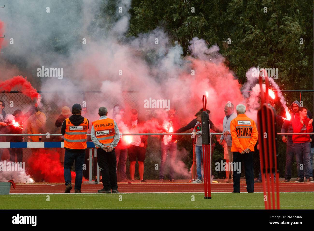 Die Fans von Essevee wurden während der ersten Trainingseinheit für die ...