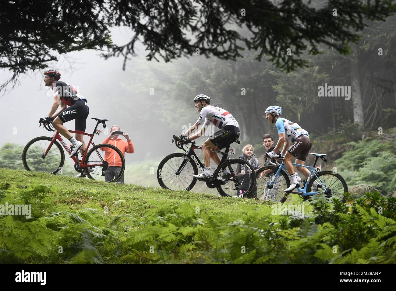 Swiss Stefan Kung vom BMC Racing Team, Großbritannien Stephen Cummings ...