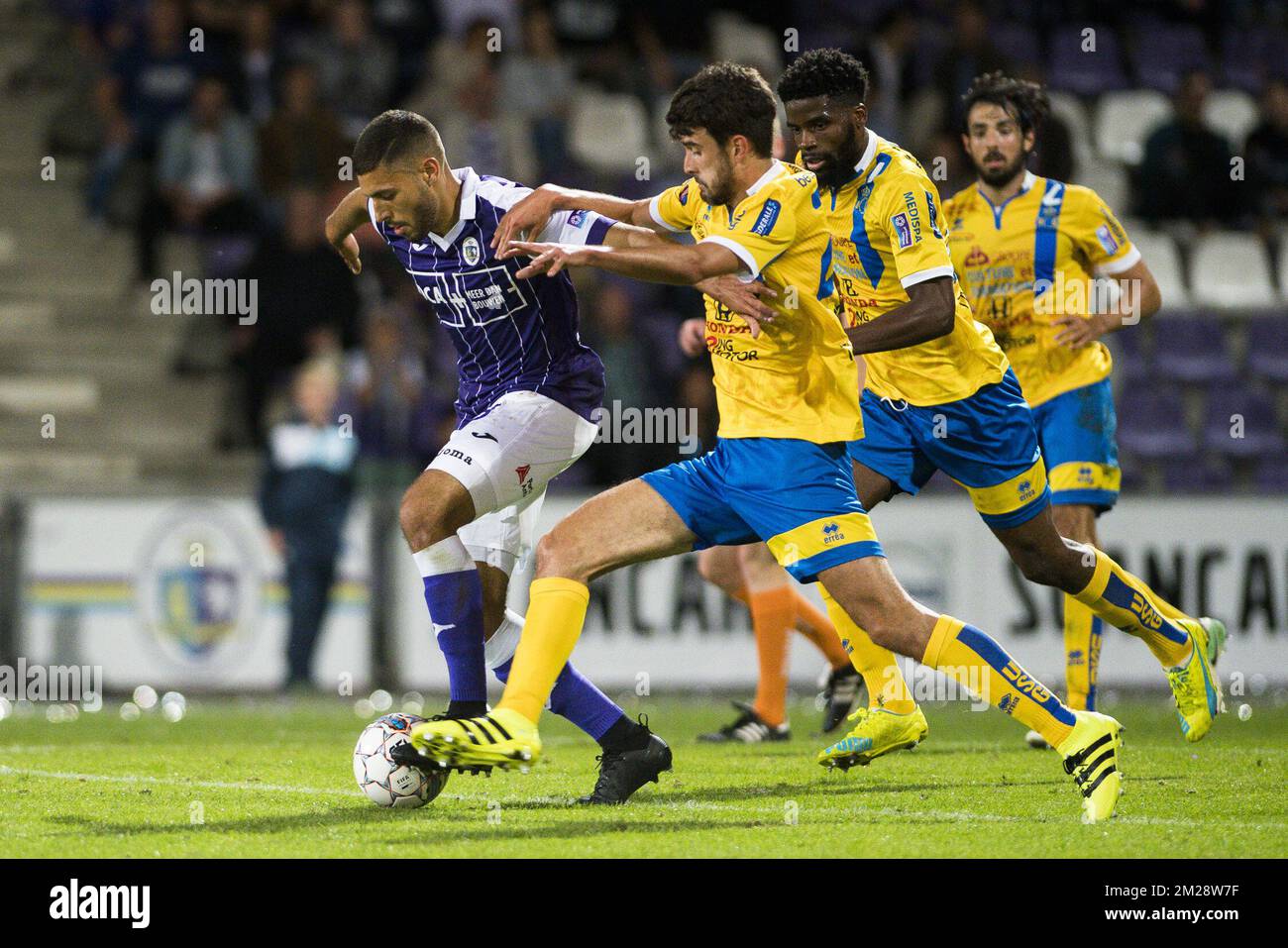 Beerschots Karim Essikal und Kenneth Houdret von Union kämpfen um den ...