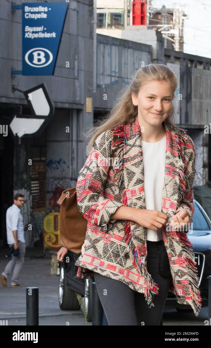 Vor ihrem ersten schultag -Fotos und -Bildmaterial in hoher Auflösung ...