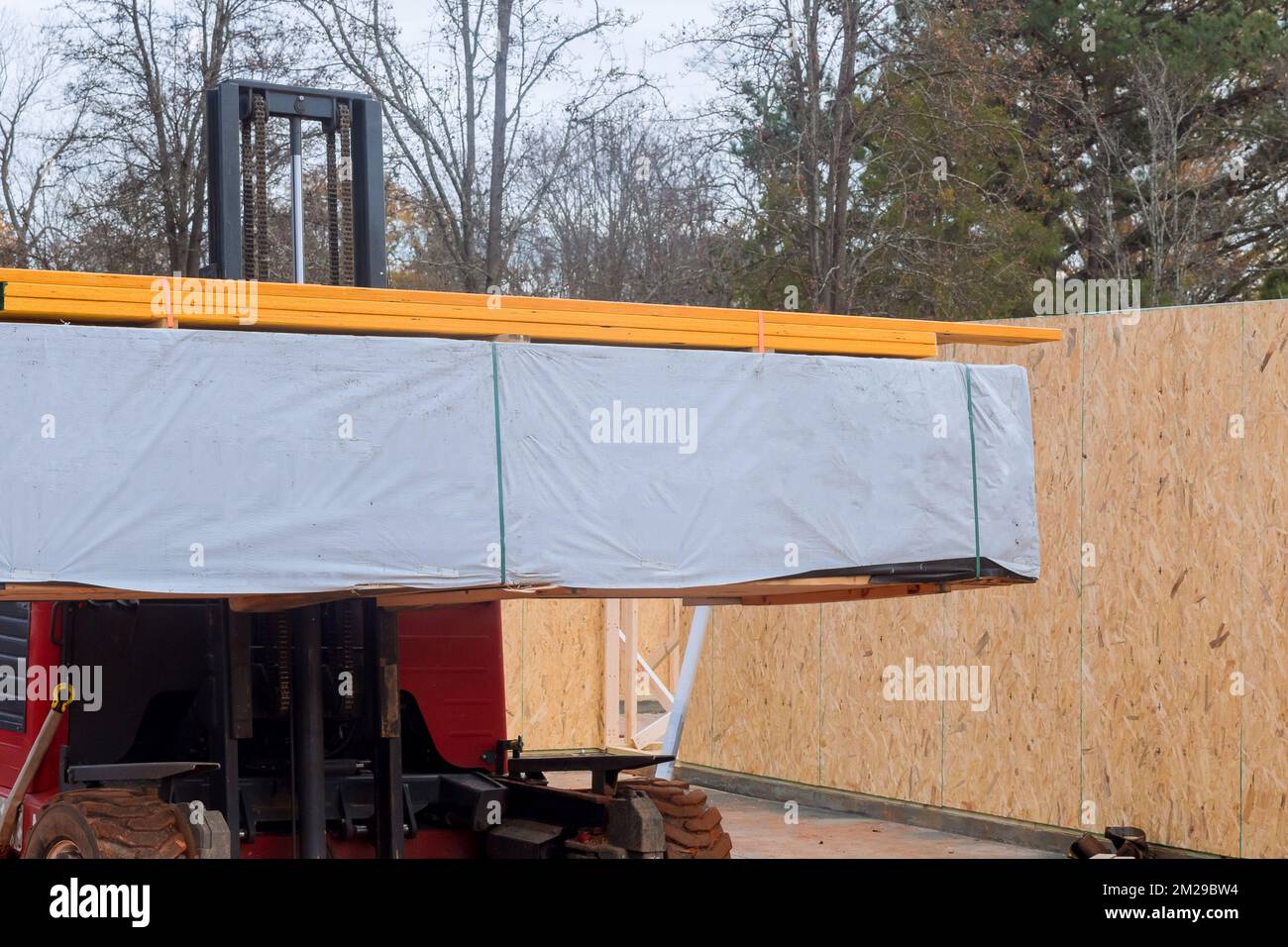 Baumaterial abladen -Fotos und -Bildmaterial in hoher Auflösung – Alamy