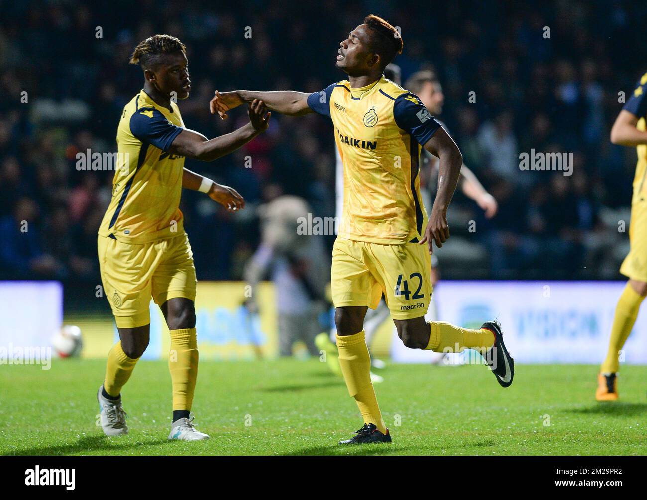 Der Emmanuel Bonaventure Dennis des Clubs feiert seine Feier, nachdem ...