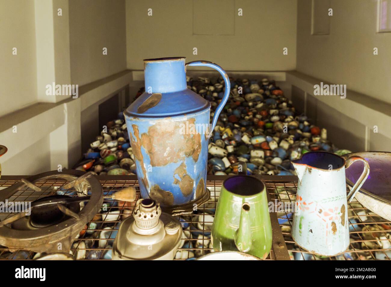 Gefängniswärter putzen und kippen ins Auschwitz-nazi ...