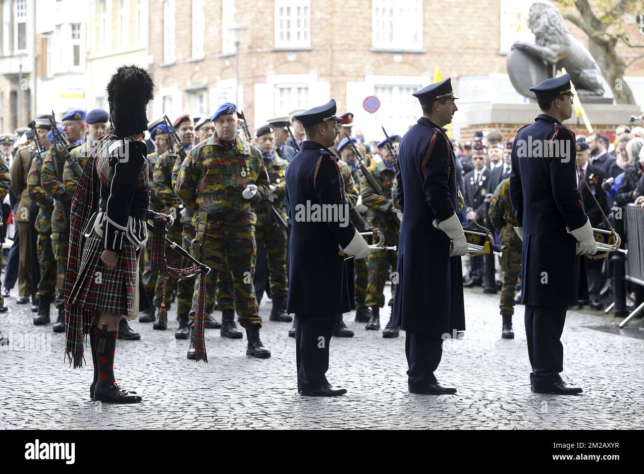 Das Bild zeigt die Zeremonie „Last Post“ am Commonwealth war Graves ...
