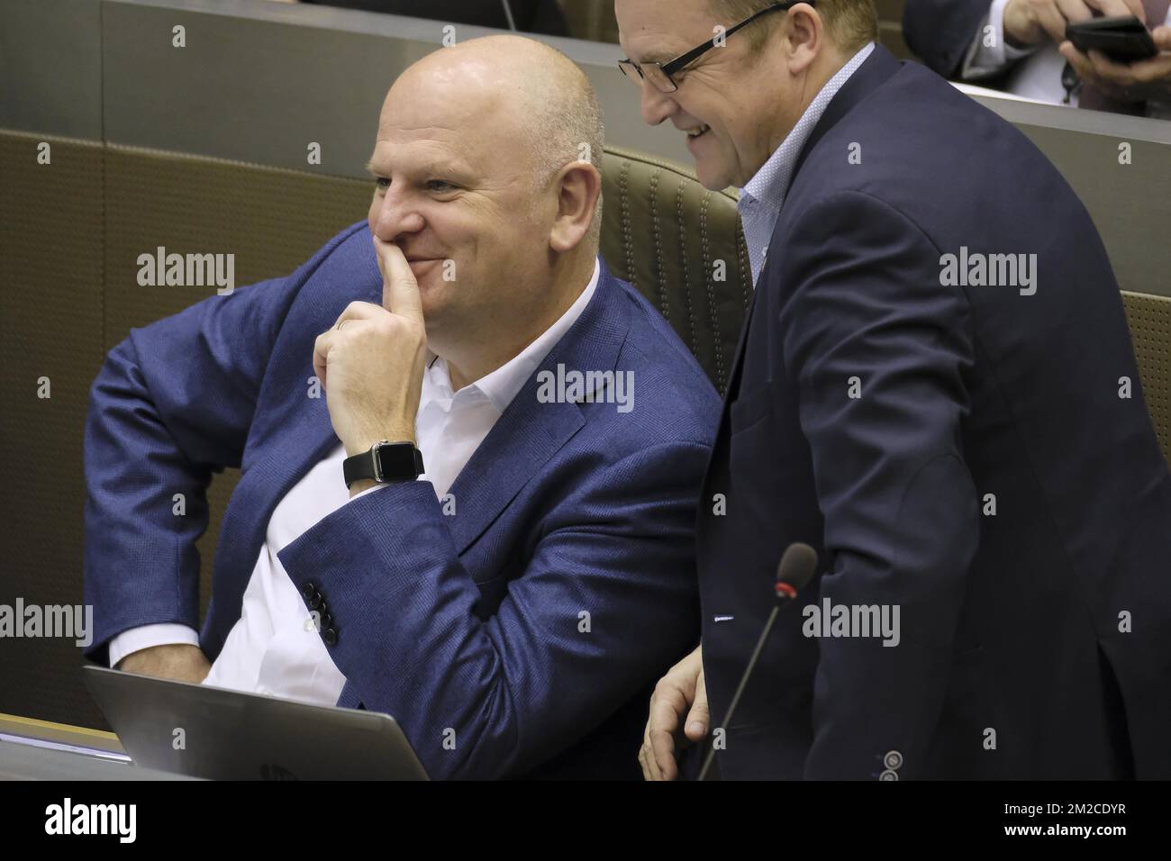 Jos Lantmeeters von N-VA und Paul Van Miert von N-VA wurden auf einer Plenartagung des ...