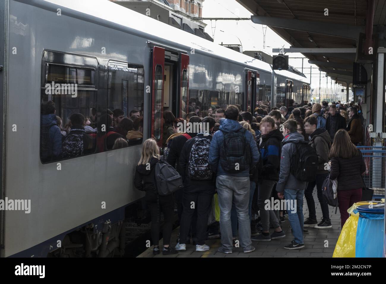 Rush Hour in einem Bahnhof in Wallonien | Heure de pointe sur les quais ...