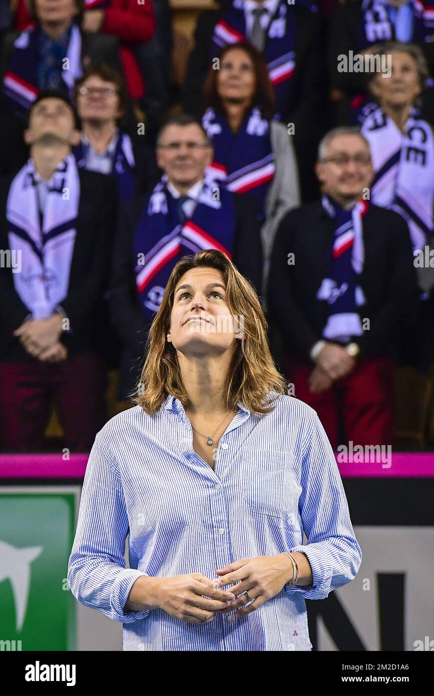 Die französische Amelie Mauresmo wurde zu Beginn eines Tennisspiels ...