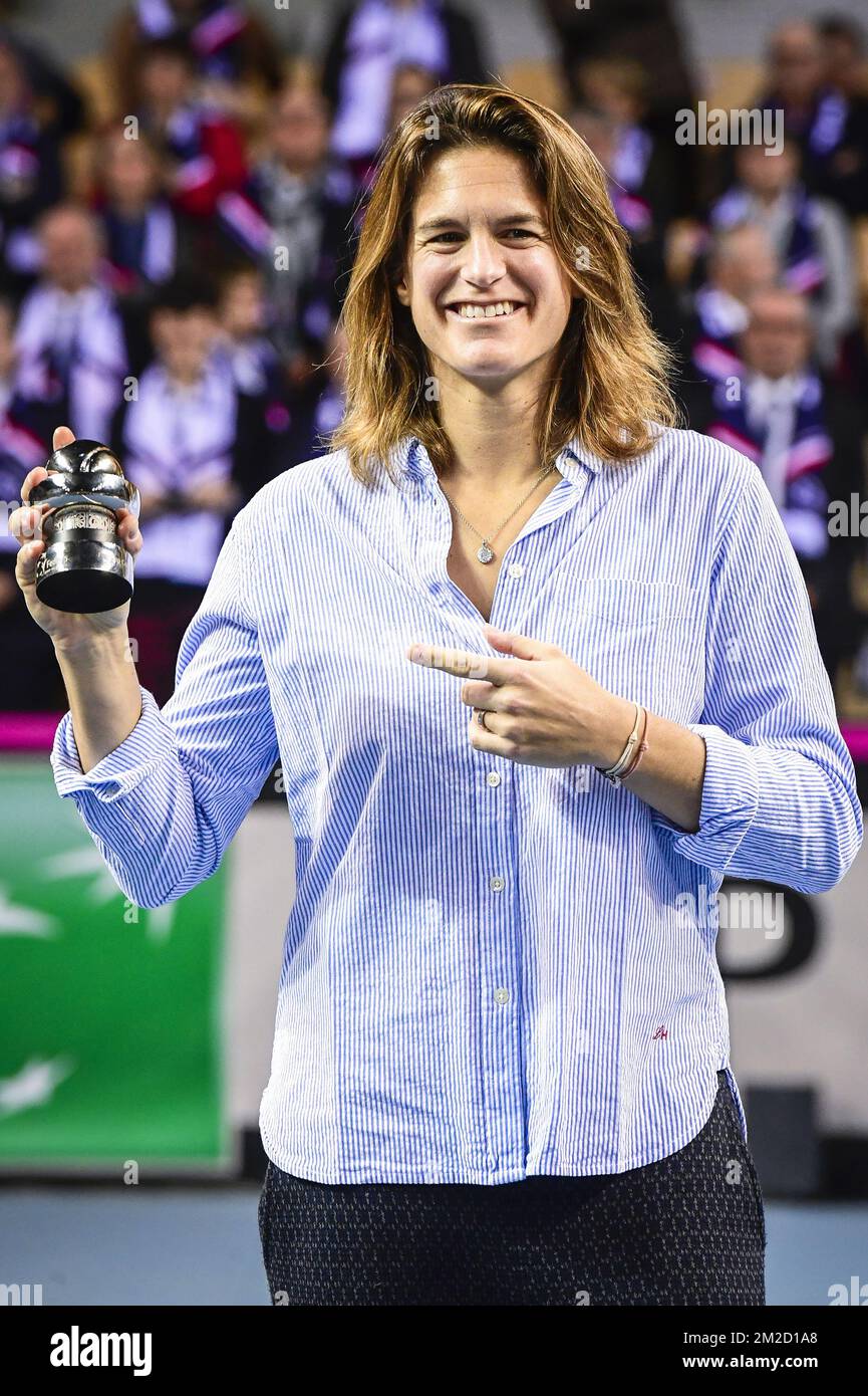 Die französische Amelie Mauresmo wurde zu Beginn eines Tennisspiels ...