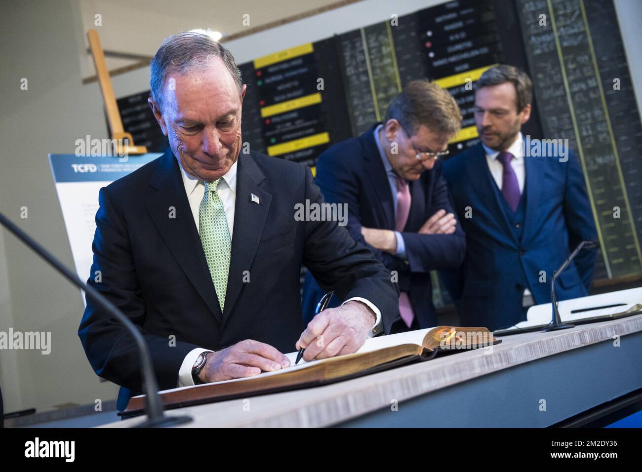 Der Vorsitzende der TFCD, Michael R. Bloomberg, und der Finanzminister ...