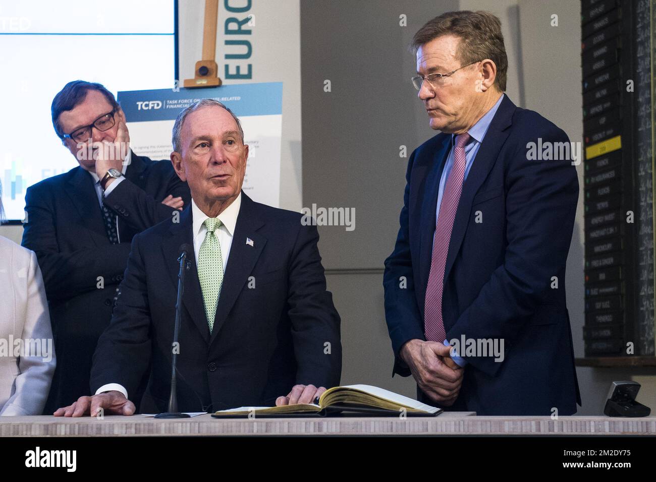 Der Vorsitzende der TFCD, Michael R. Bloomberg, und der Finanzminister ...