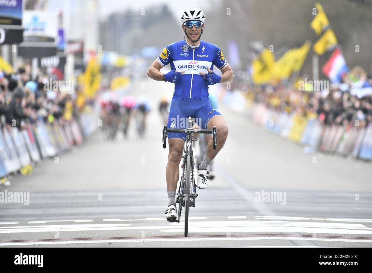Der belgische Philippe Gilbert von Quick-Step Floors überquert den ...