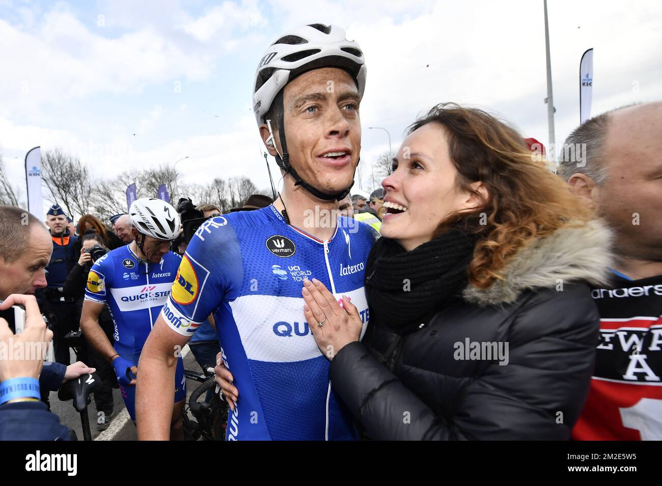 Niki Terpstra und seine Frau Ramona van der Lecq feiern, nachdem ...