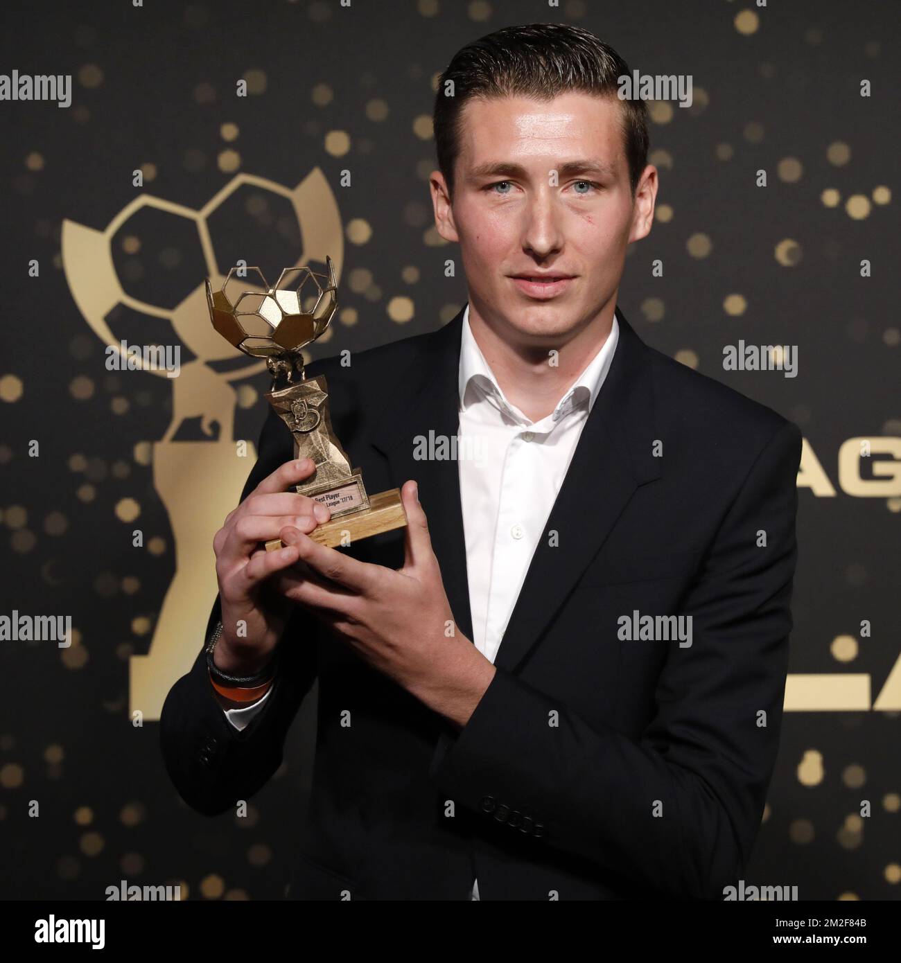 Hans Vanaken des Clubs posiert mit seiner Trophäe „Bester Spieler“ auf ...