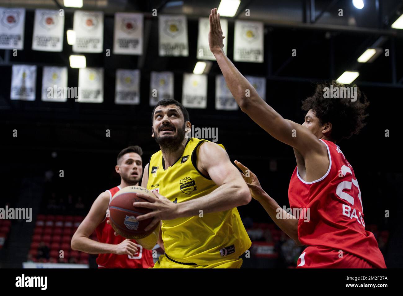 Marko Jagodic Kuridza von Oostende und Ismael Bako von Antwerpen ...