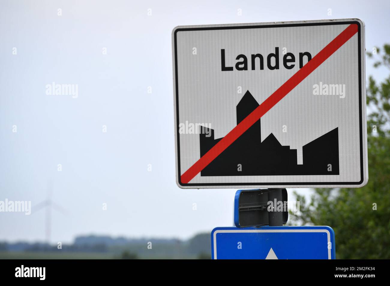 Abbildung zeigt den Namen der Gemeinde Landen auf einem Verkehrsschild ...