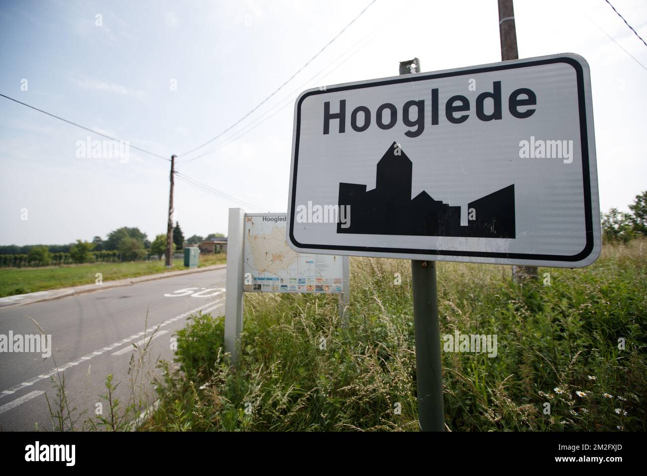 Abbildung zeigt den Namen der Gemeinde Hooglede auf einem Straßenschild ...