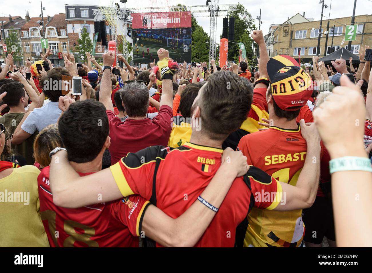 Riesige Leinwand für Fußballfans und Familien des mondial auf dem Place ...