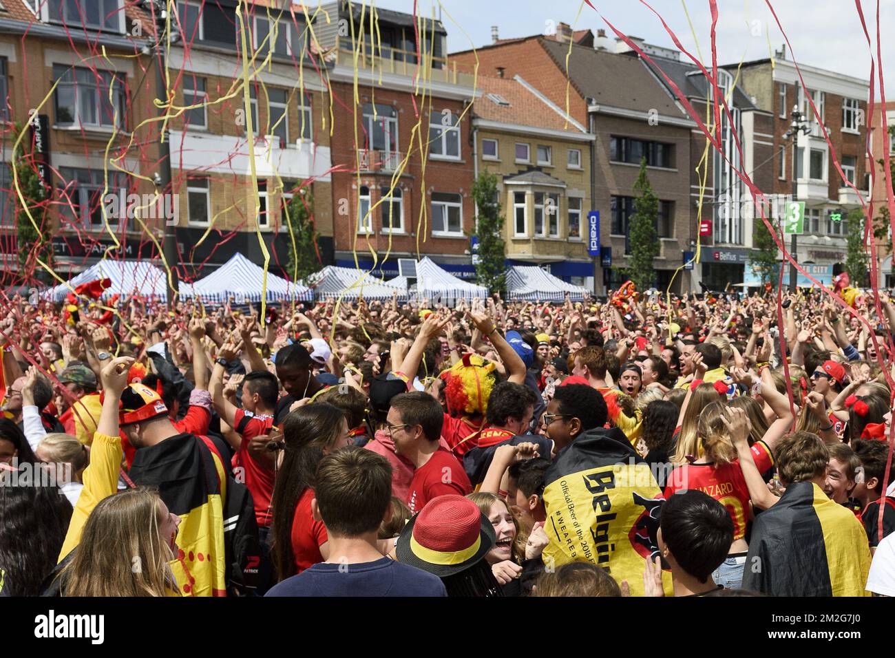 Riesige Leinwand für Fußballfans und Familien des mondial auf dem Place ...