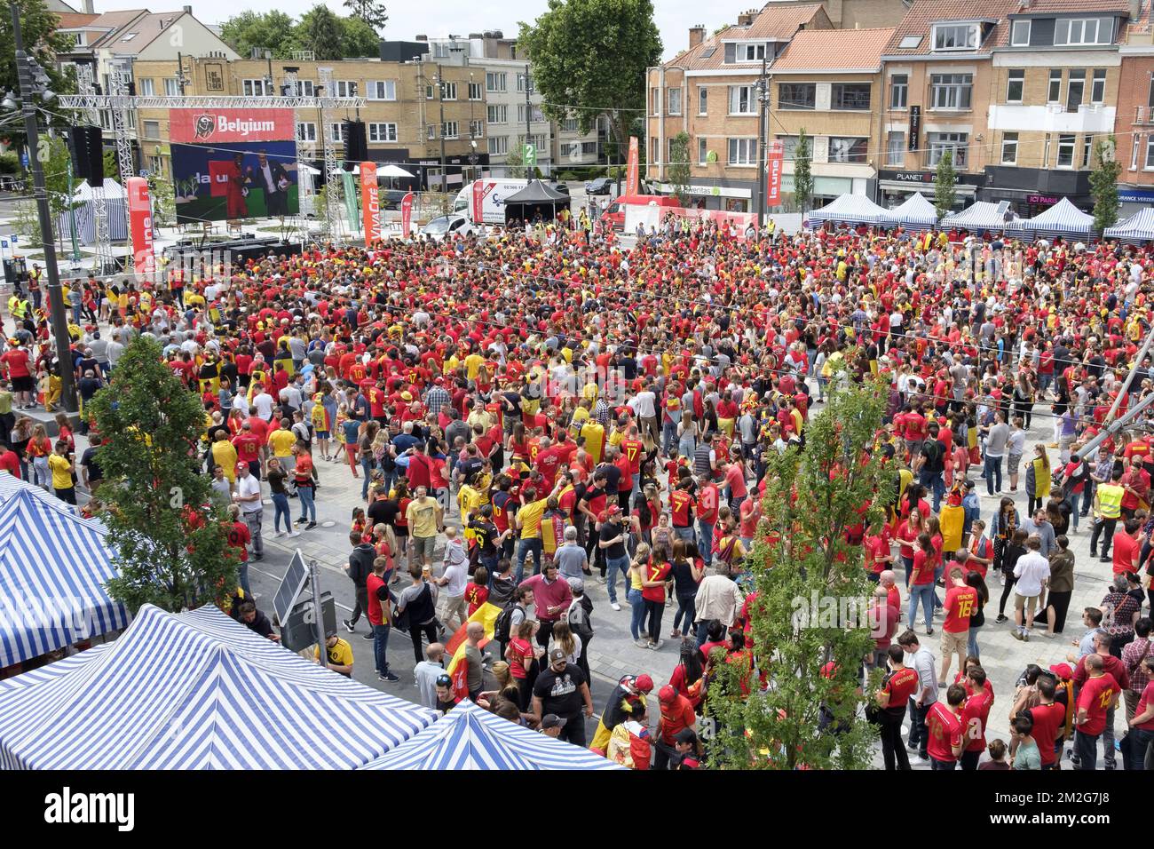 Riesige Leinwand für Fußballfans und Familien des mondial auf dem Place ...