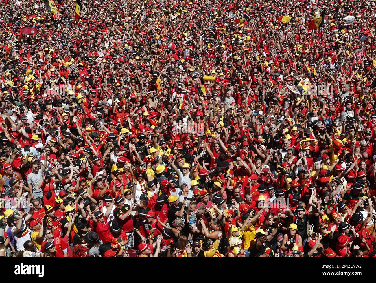 Das Bild zeigt den Blick vom Balkon des Rathauses auf etwa 9.000 Red ...