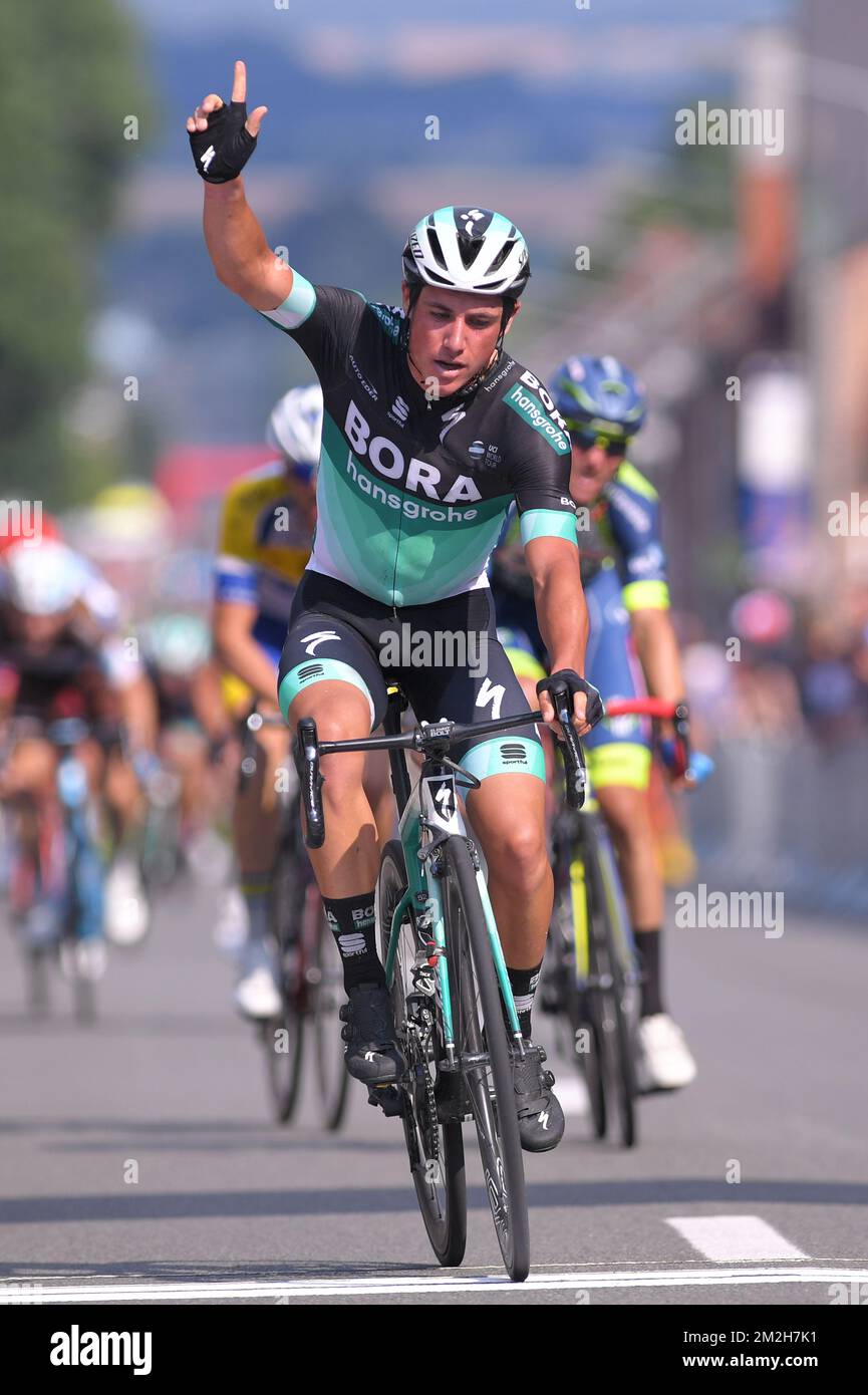 Der britische Peter Kennaugh von Bora-Hansgrohe feiert nach dem Gewinn ...