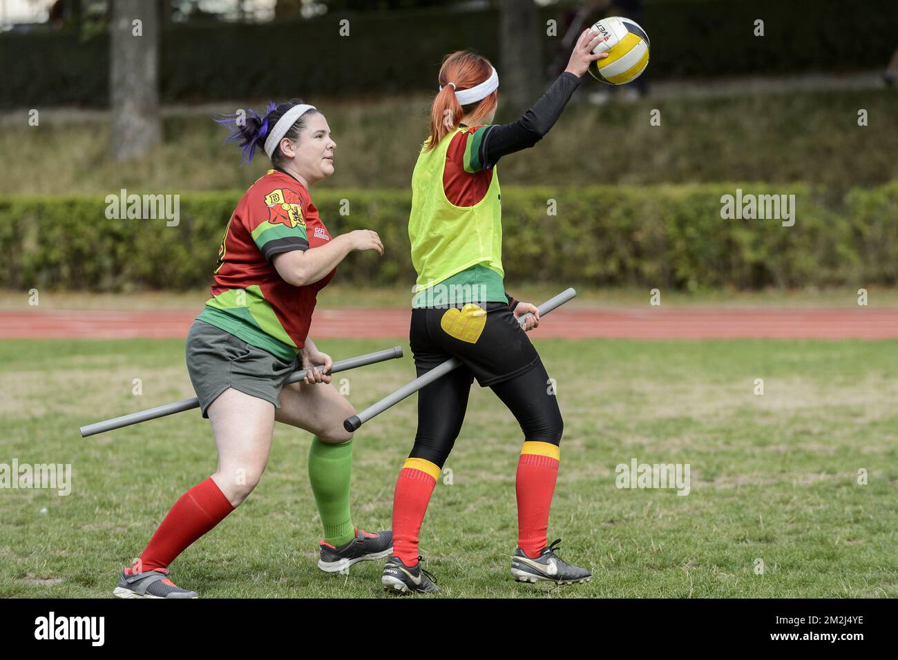 Quidditch-Match – um den Ball zu schießen, muss er über einen der drei ...