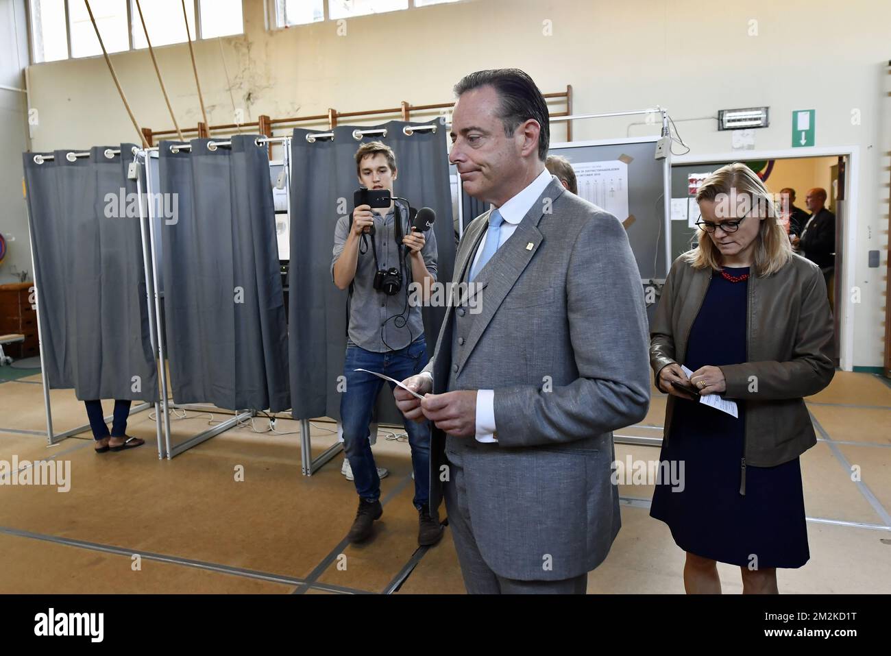 Bart De Wever und seine Frau Veerle Hegge gaben ihre Stimme am Sonntag ...
