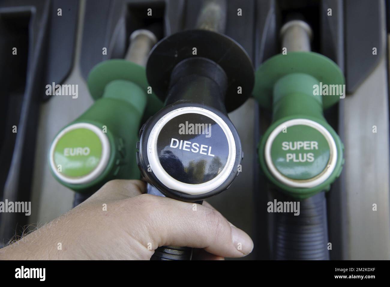 Die Abbildung zeigt das Dieseletikett an einer Tankstelle in Lierde ...