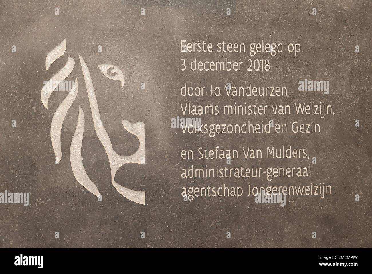 Das Bild zeigt den ersten Stein des neuen geschlossenen Jugendzentrums ...