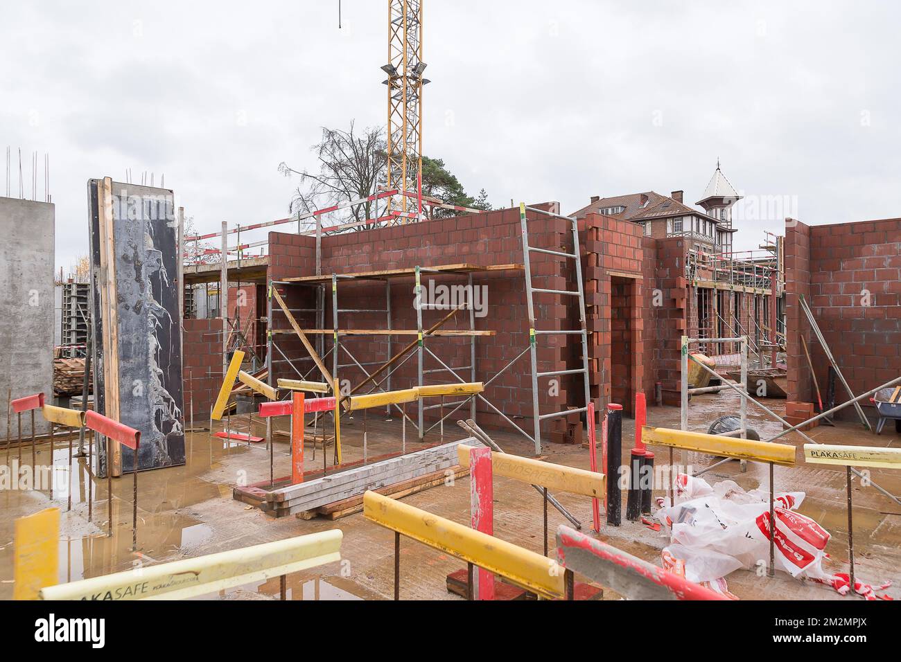 Das Bild zeigt den ersten Stein des neuen geschlossenen Jugendzentrums ...
