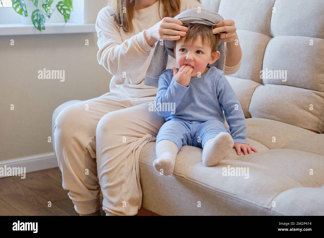 Das Kind trägt warme Winterkleidung für einen Spaziergang nach draußen ...