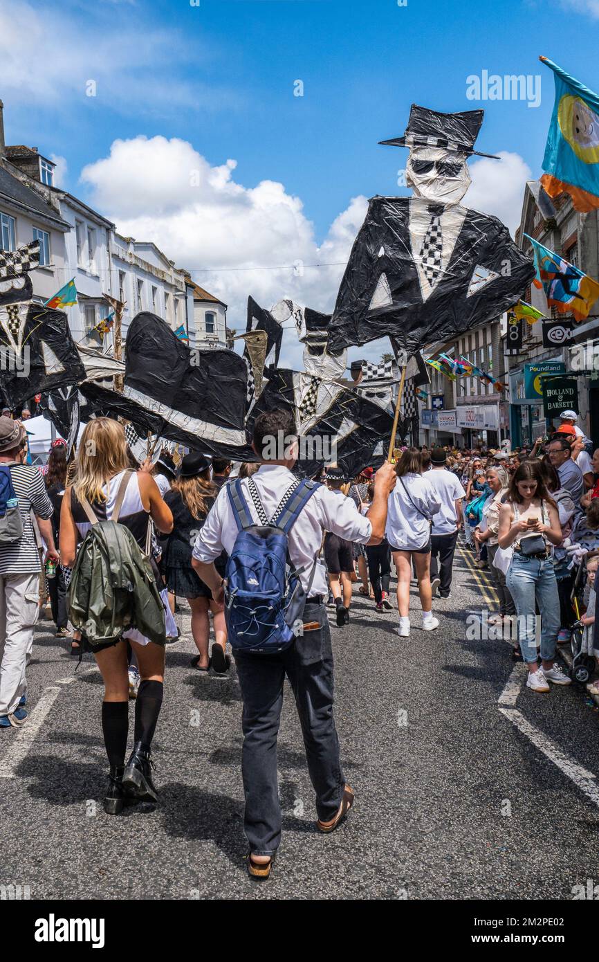 Große Figuren aus Plastik und Papier, die während der Feierlichkeiten ...