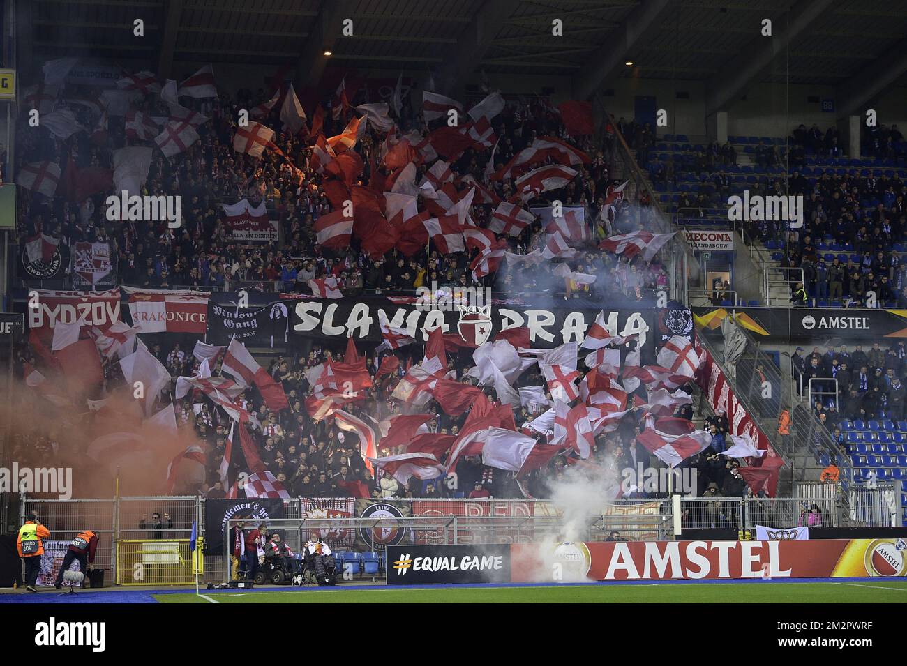 Slaviens Fans wurden zu Beginn des Fußballspiels zwischen der ...