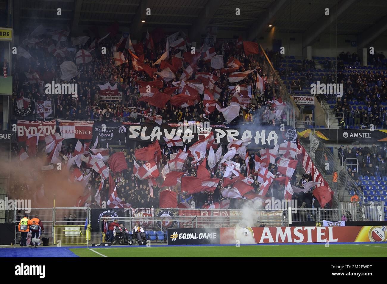 Slaviens Fans wurden zu Beginn des Fußballspiels zwischen der ...