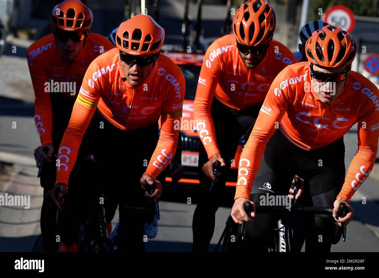 Der belgische Greg Van Avermaet (L) und seine Teamkollegen des CCC ...