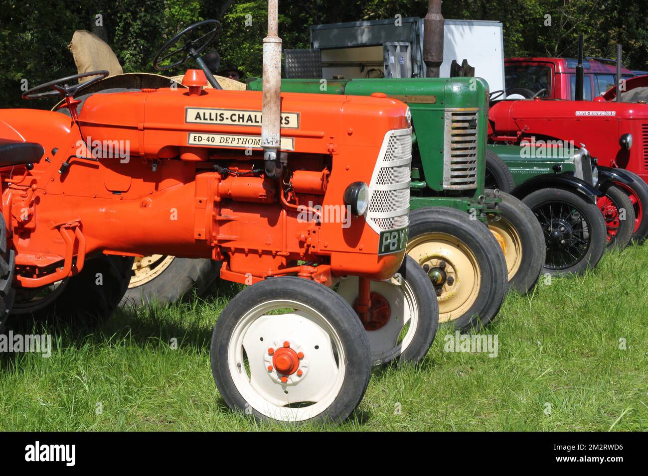 Vorbei an einer reihe von oldtimer traktoren -Fotos und -Bildmaterial ...
