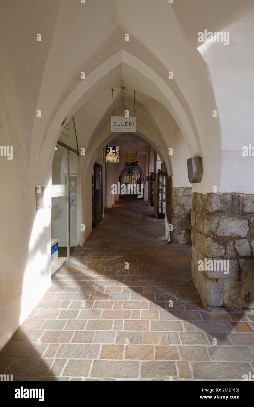 Torbogen in der Altstadt von Brixen, Autonome Provinz Bozen, Trentino ...